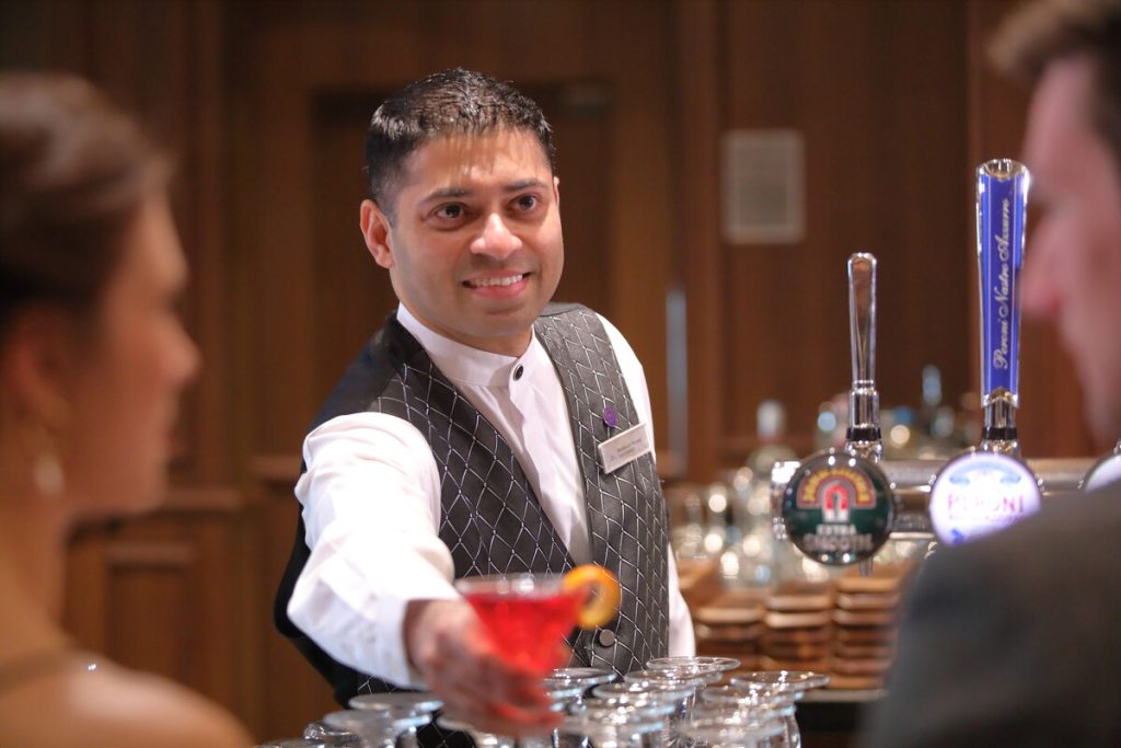 Bars on cruise ships – P&O Cruises | Cruise Jobs & Careers